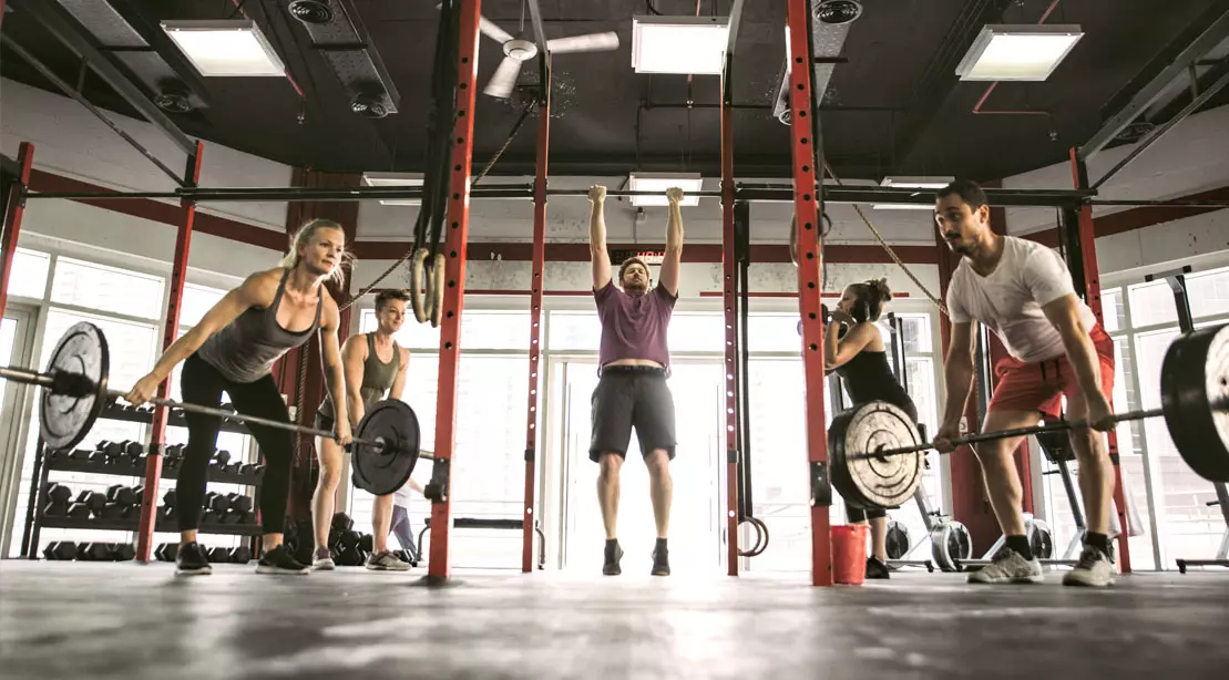 Groepsfitnessklasse útwurkje en in ferskaat oan nije oefeningen útfiere besteande út cardio- en krêfttraining