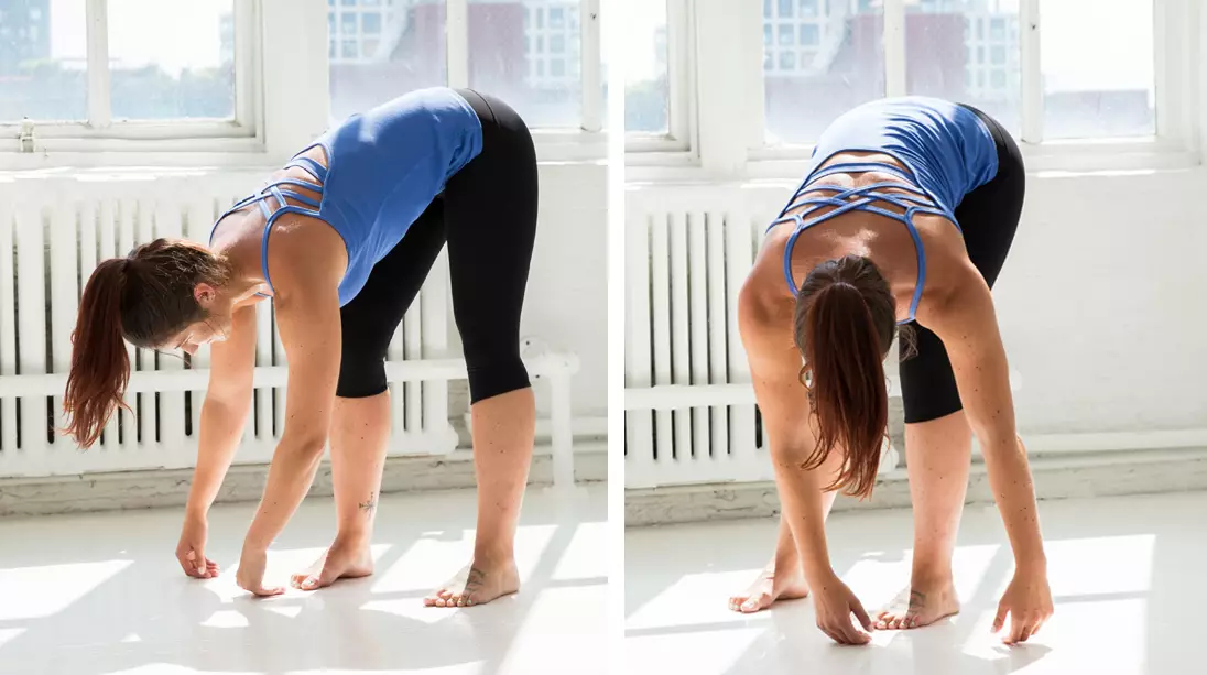 Yoga-ynstrukteur dy't yoga-posysjes útfiert lykas foarútfold