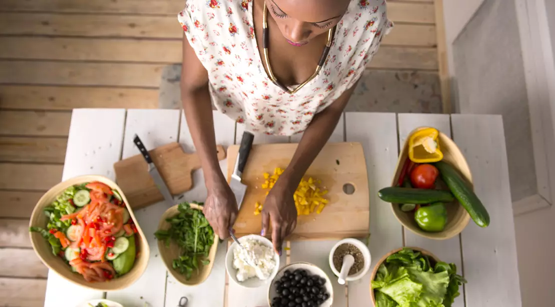 Vrouw-Koken-Voorbereiden-Salade-Met-Gezonde-ingrediënten