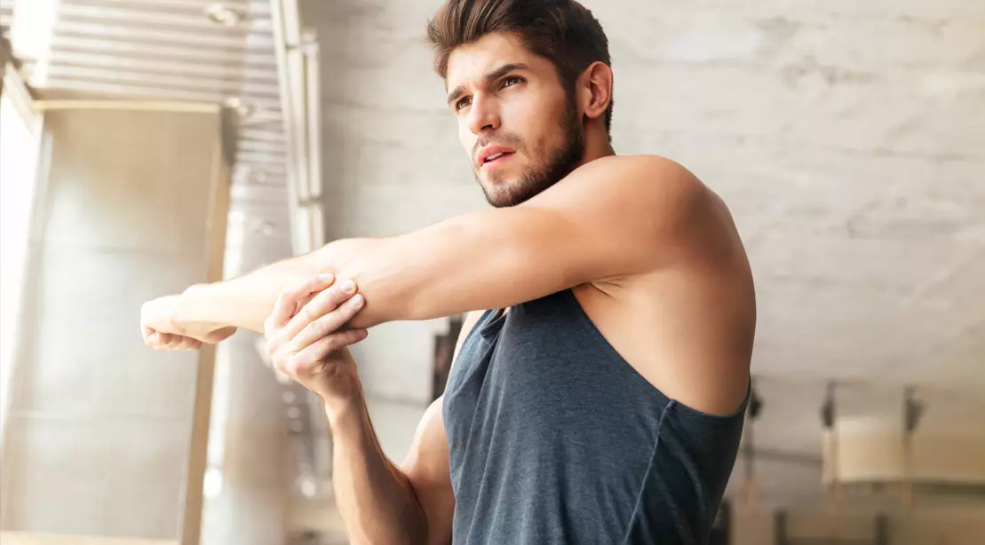 Man-Stretching-Arm-In-Sunny-Room om je mentale gezondheid te verbeteren