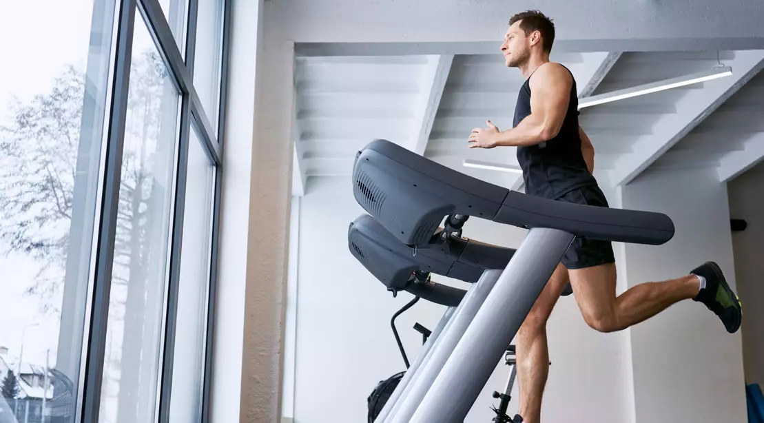 Mann läuft auf Laufband, um Ihre geistige Gesundheit zu stärken