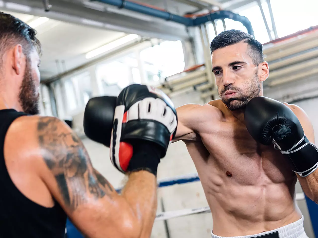 Muscular Boxer Sparring su treniruočių partneriu bokso pamokos metu