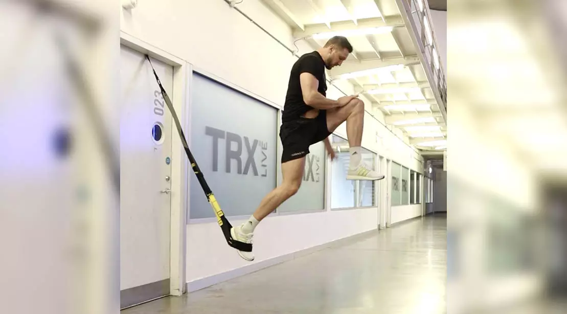 TRX suspension trainer Jay Brockway nga nagpahigayon og One-Legged Power Burpee