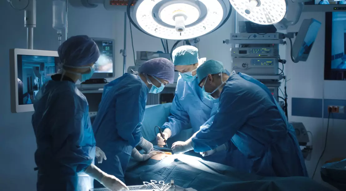 Surgeons-in-Surgery-Room-Operating