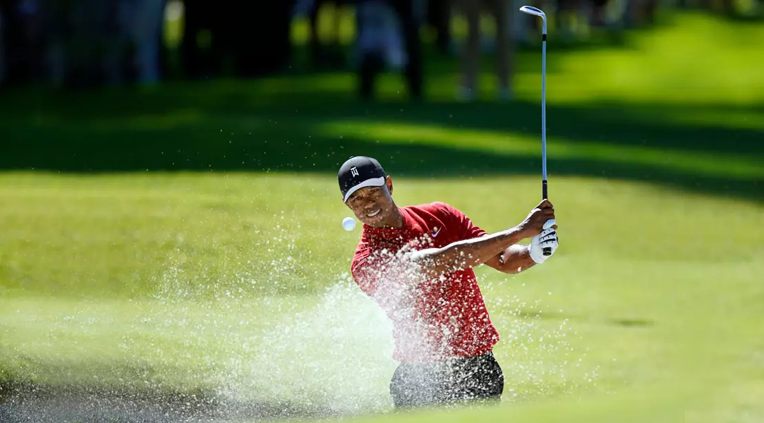 Golfer Tiger Woods klinom za bacanje udara golf lopticu iz bunkera s pijeskom