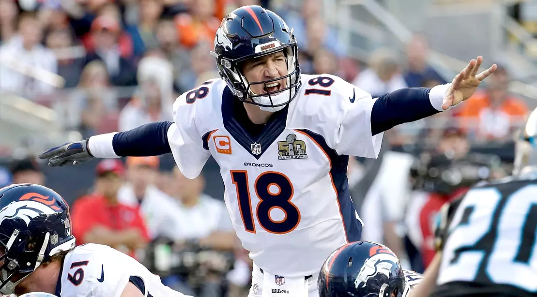 फुटबल क्वार्टरब्याक Peyton Manning A Play कल गर्दै