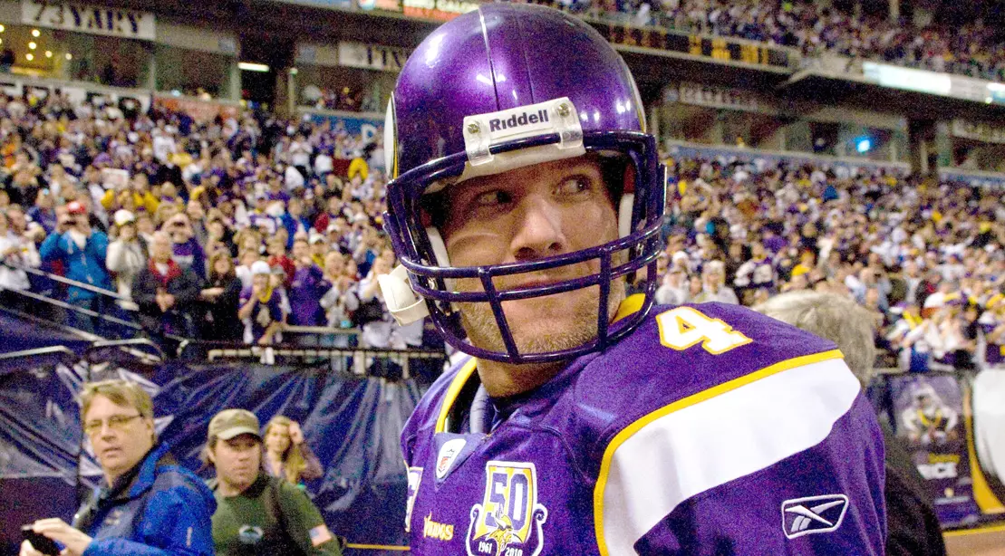 NFL Minnesota Viking Quarterback Brett Favre आफ्नो काँध हेर्दै