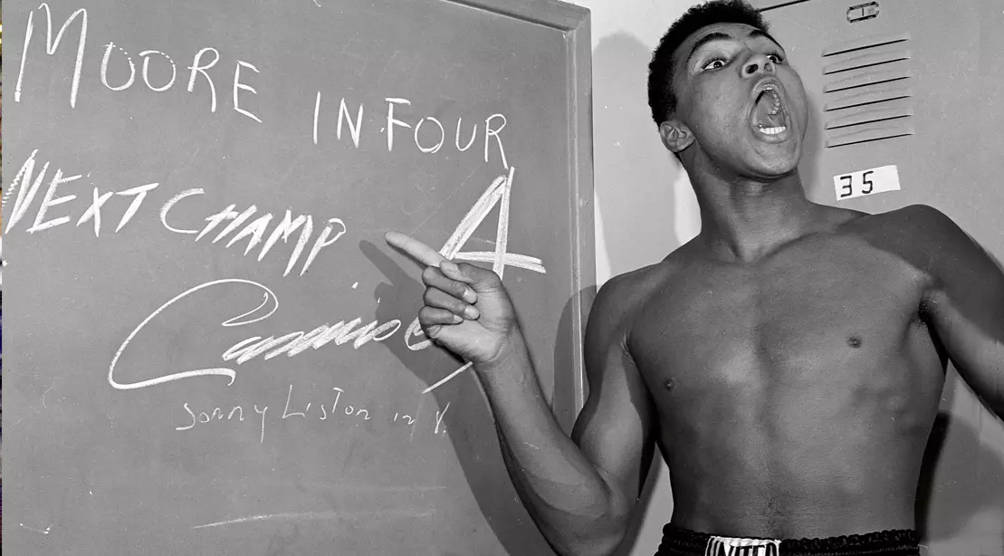 Afẹṣẹja Muhammad Ali Ntọkasi Ni Igbimọ Chaulk kan