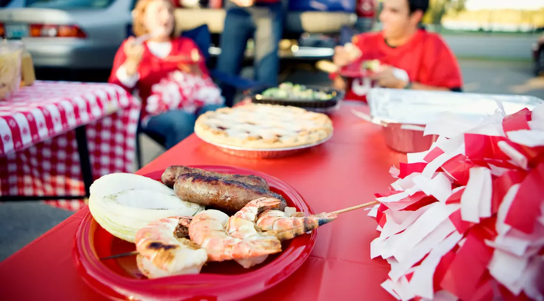 Garnalen-Spiesen-en-Wurst-Op-Piknik-Taffel-By-Achterklep-Feest