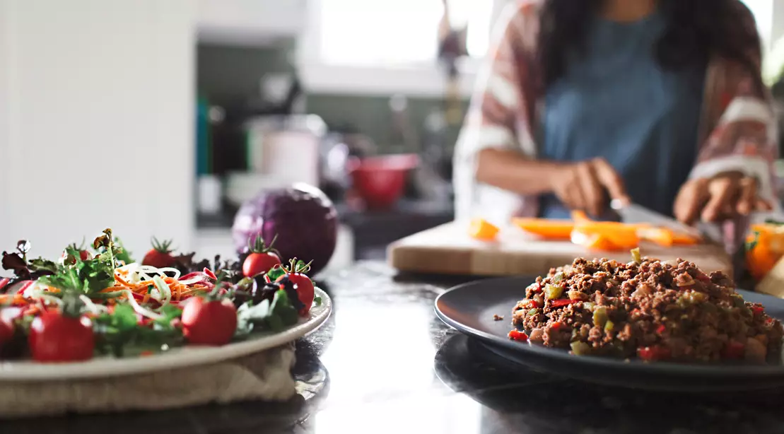 Female-Cooking-Meals-Salade-Fleis