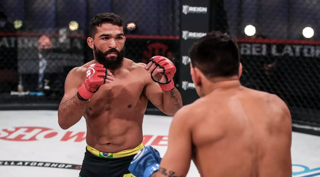 Mücadele duruşunda Bellator Şampiyonu Patricio Freire