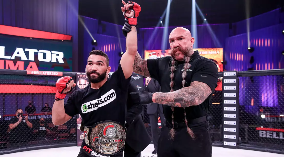 Nyampinga wa Bellator Patricio Freire wambaye umukandara wa nyampinga