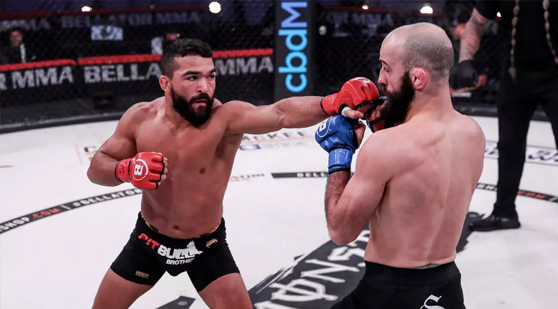 Bellator Şampiyonu Patricio Freire sekizgene bir yumruk atıyor