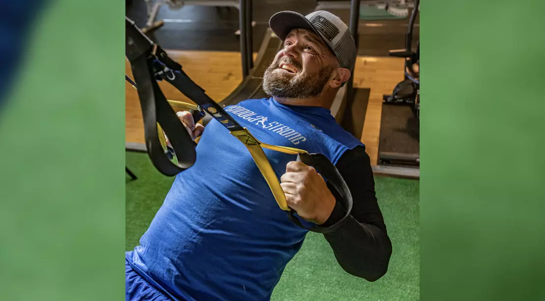 Star of the Fowl Life Chad Belding voert een TRX inverted row uit