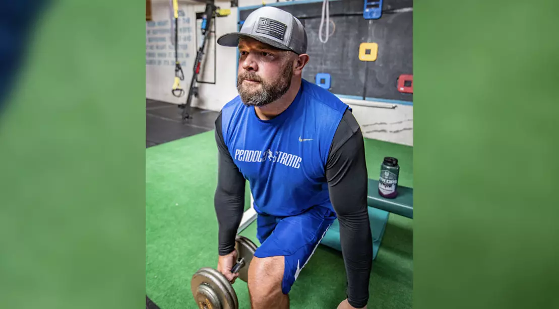 Chad Belding ster van de Fowl Life die een dumbbell split squat oefening uitvoert