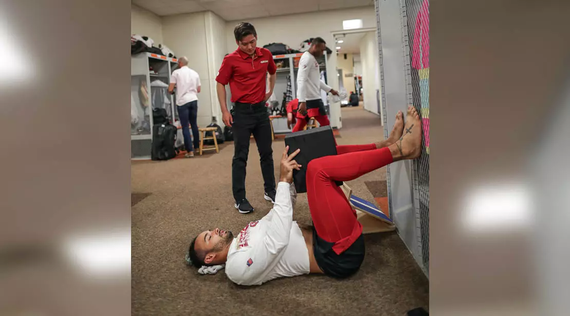 NFL 49er-trainer Tom Zheng traint een 49ers-voetballer in de kleedkamer