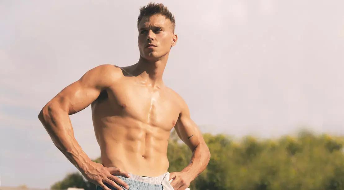 Matthew Noszka kamisetarik gabe eta abdominalak erakusten ditu