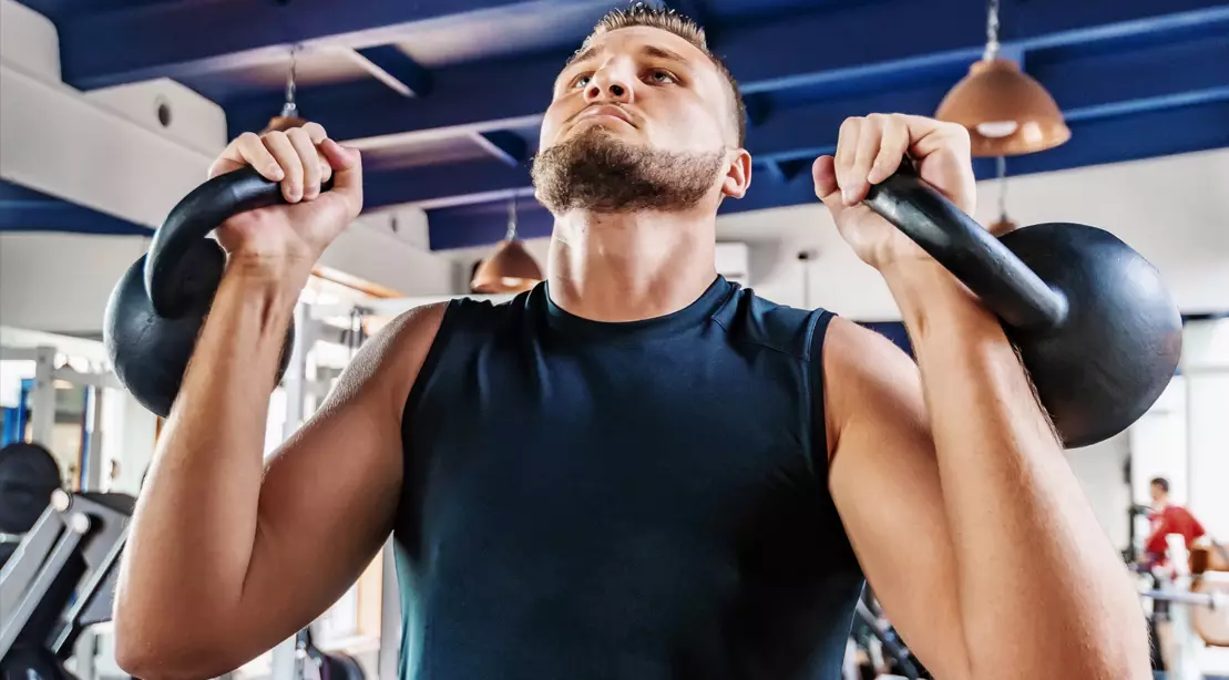 Raġel-Bid-Beard-u-Chin-Up-Holding-Żewġ-Kettlebells