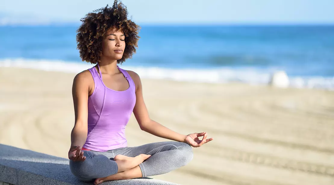 Mulher meditando