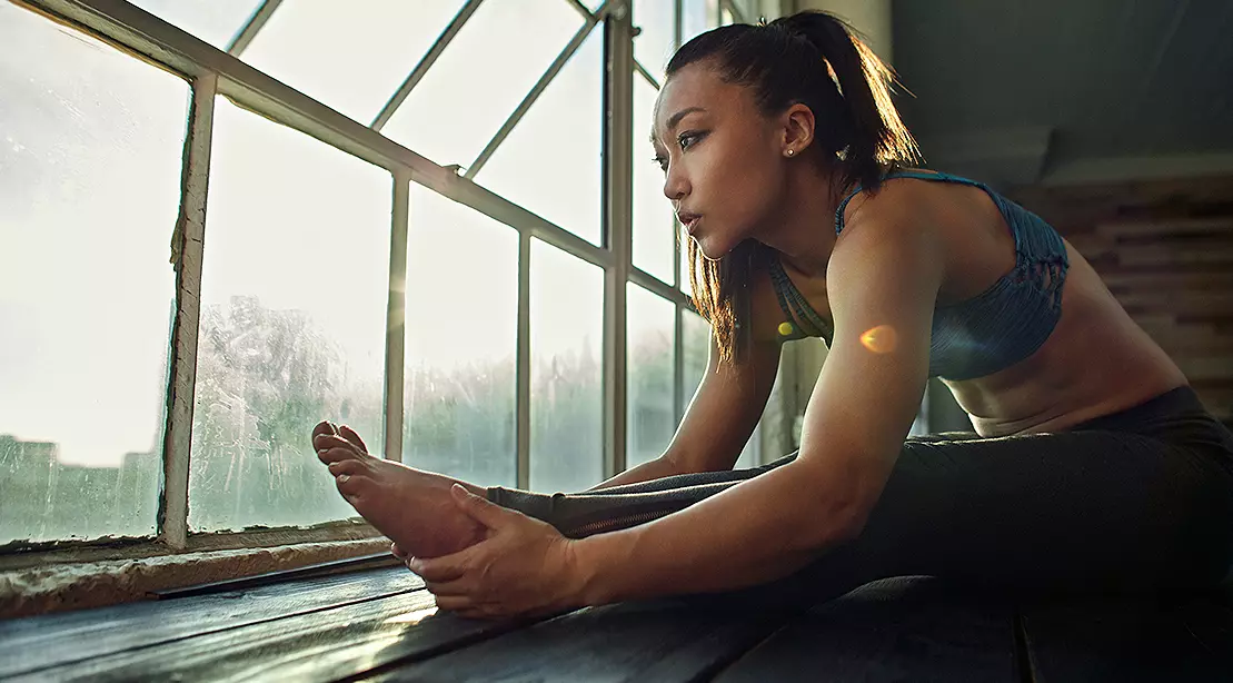 Vrouw doet yoga in studio