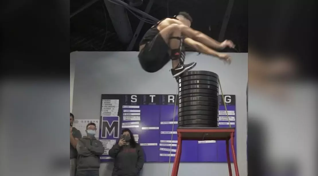 Guiness World Record holder Christopher Spell holding performing syn rekord hege box jump