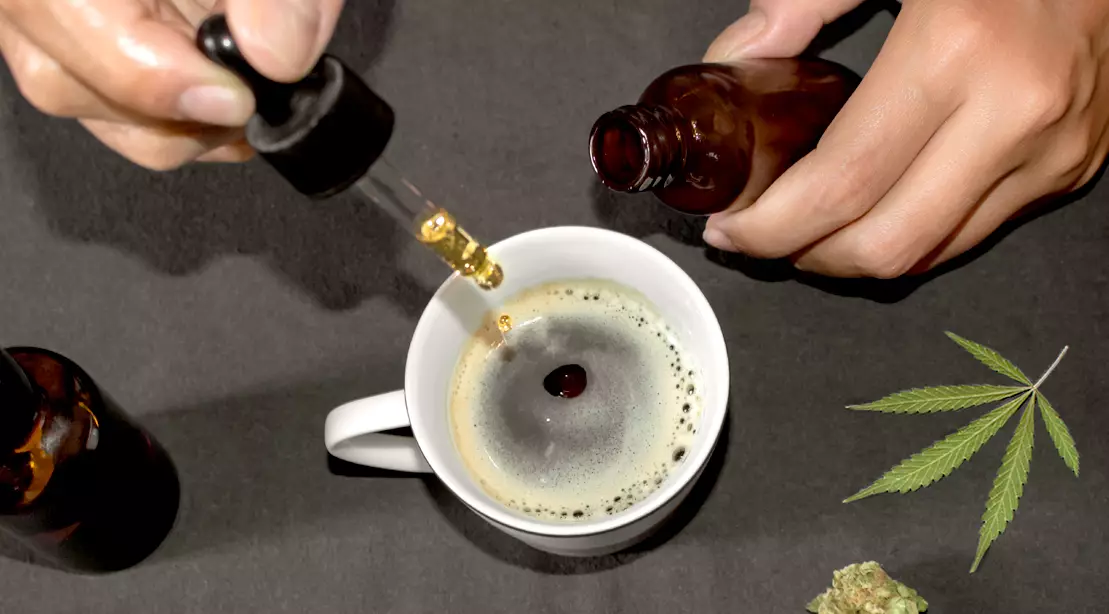 Persona agregando una gota de CBD al café