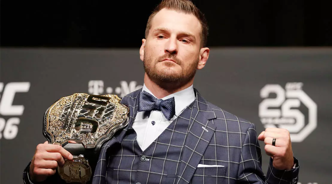 Ο πρωταθλητής του UFC και μαχητής του MMA Stipe Miocic ποζάρει με τη ζώνη του πρωταθλήματος UFC