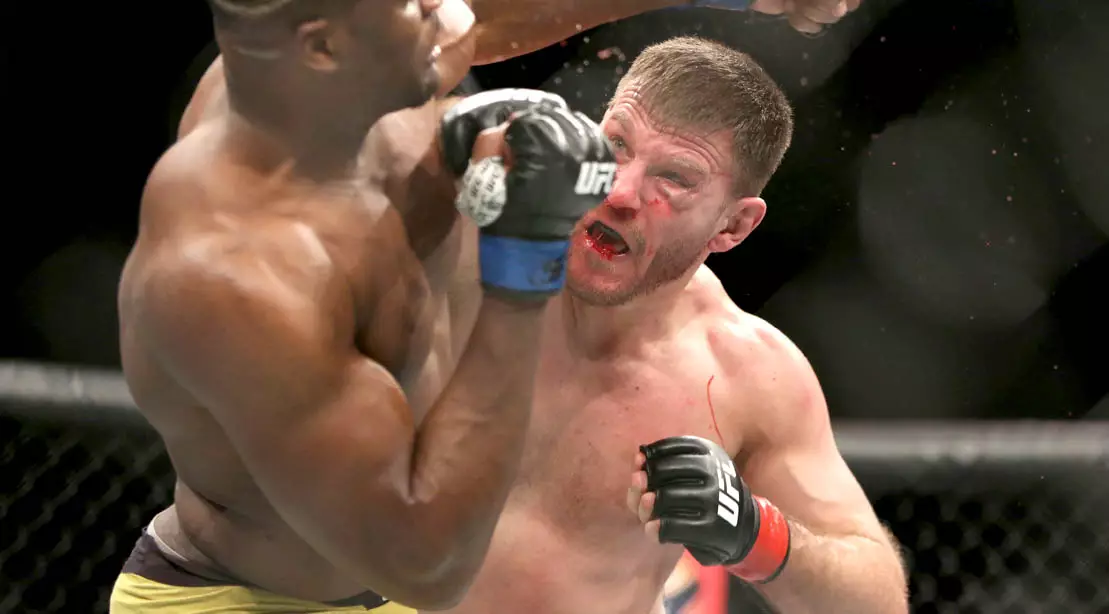 Lutador do UFC Stipe Miocic lutando contra o lutador Francis Ngannou no UFC 220