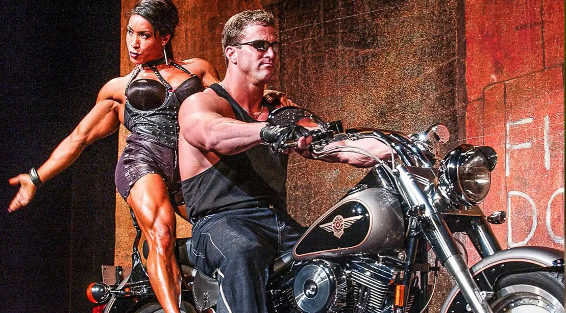 Denise Masino portant un haut en cuir et chevauchant une Harley