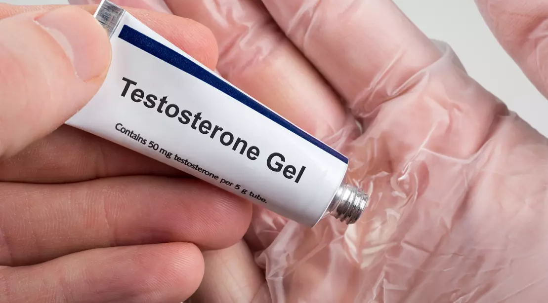 Mwanaume-Na-Glovu-ya-Plastiki-Akitumia-Testosterone-Cream