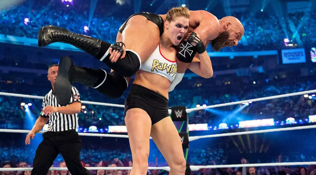 10 WWE kvennaglímumenn sem gætu sparkað í rassinn á þér