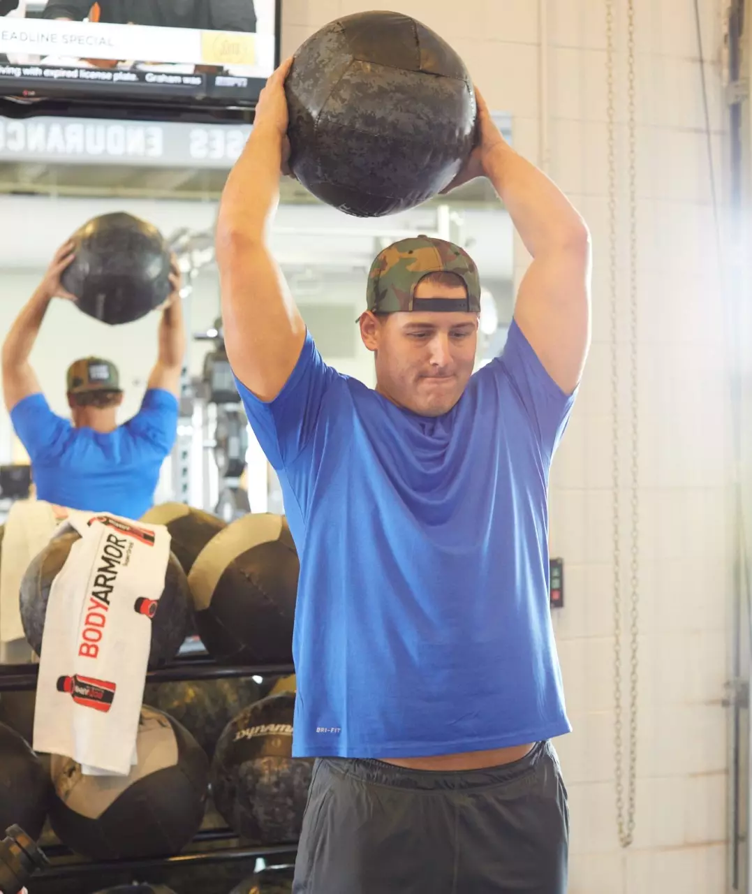 A estrela do Cubs, Anthony Rizzo, se exercitando com uma bola medicinal.