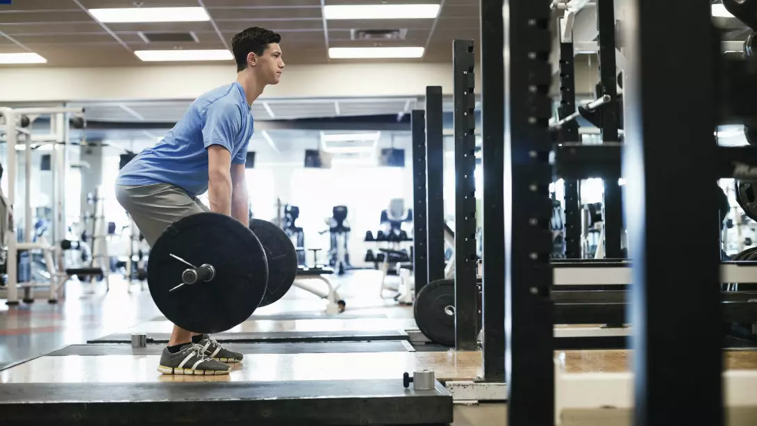 Mortlifto haltejo ĉe gimnastikejo