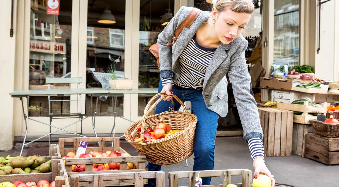 Weiblich-Lebensmittel-Einkaufen-Obst-Korb-Farmer-Market