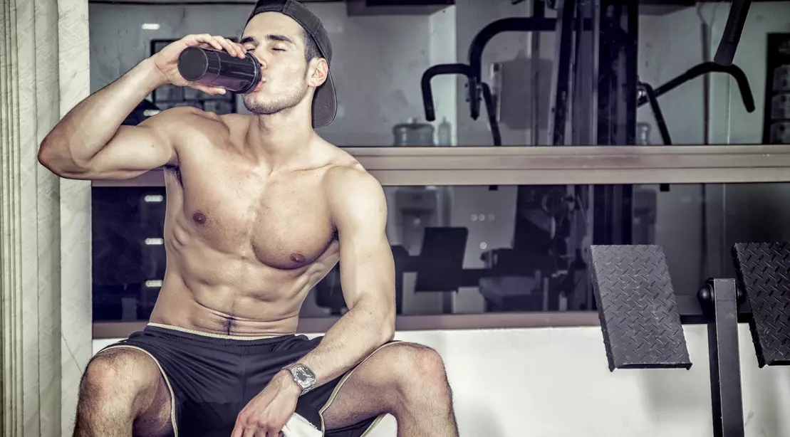 Topless-ຊາຍ-ນັ່ງ-Bench-Post-Workout-ດື່ມ-ຈາກ-shaker