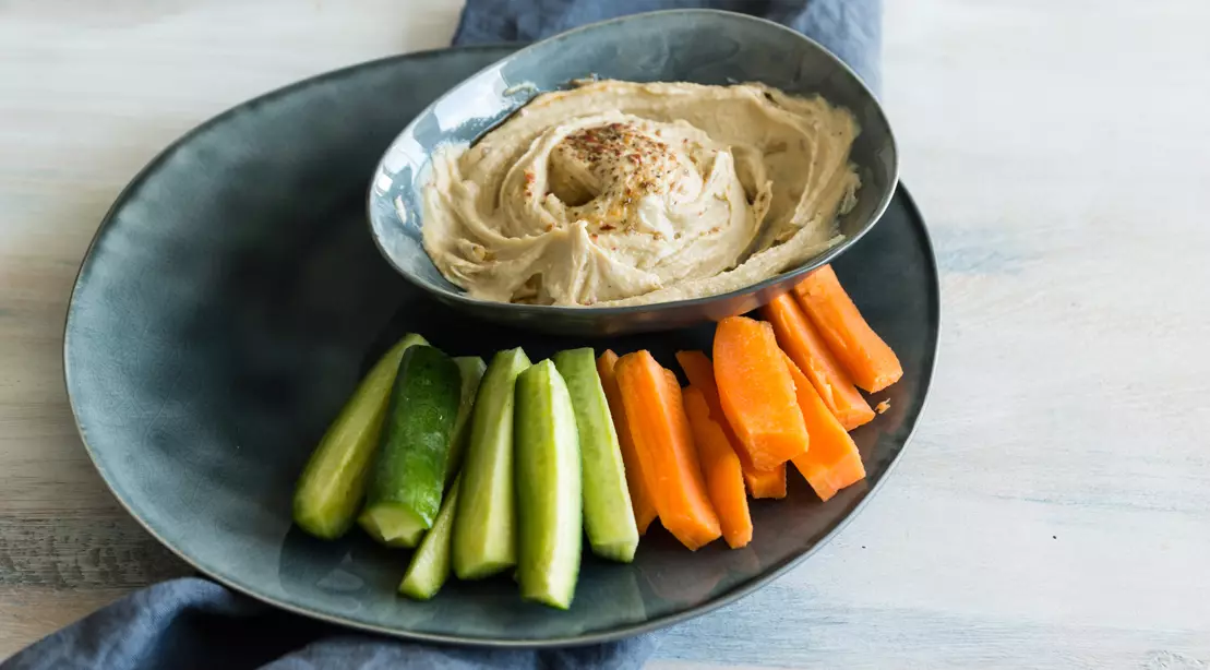 Hummus ja toored köögiviljad