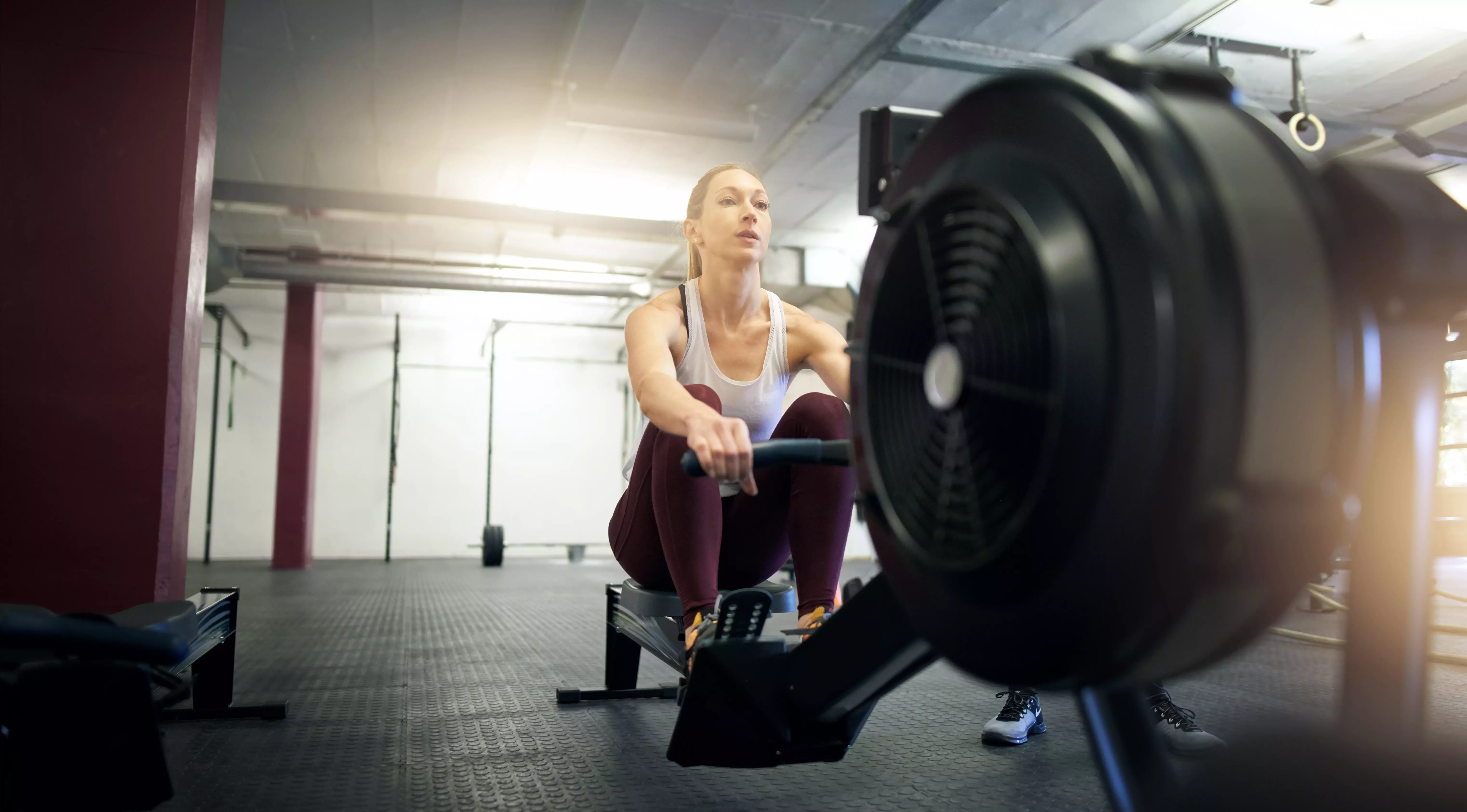 Owesifazane ku-Indoor Rower