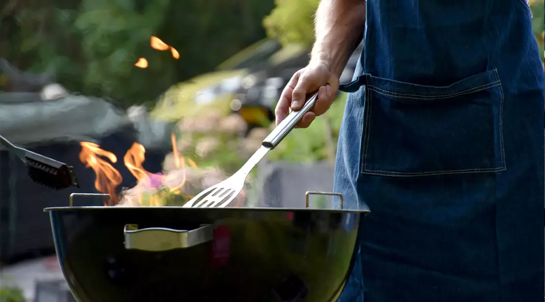 Monna ea Barbecuing o Phetse hantle ka la 4 Phupu Litlhahiso ka Ho Grill le ho halika setepe sa ho batla ka morao.