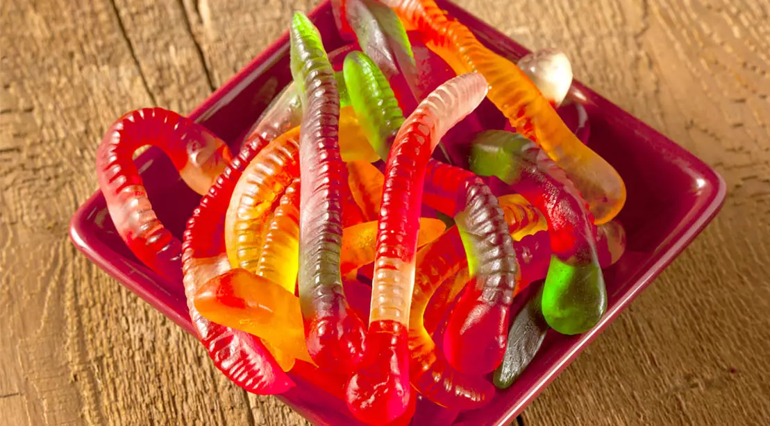 Ib lub tais ntawm gummy worm candies