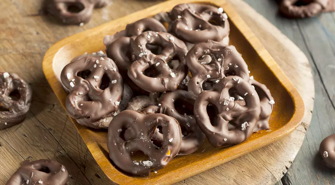 Chocolate npog pretzels khoom qab zib nyob rau hauv ib lub tais ntoo