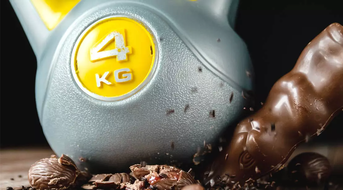 Usa ka 4 ka kilo nga kettlebell nga gibug-aton sa usa ka chocolate candy bar ug easter candies