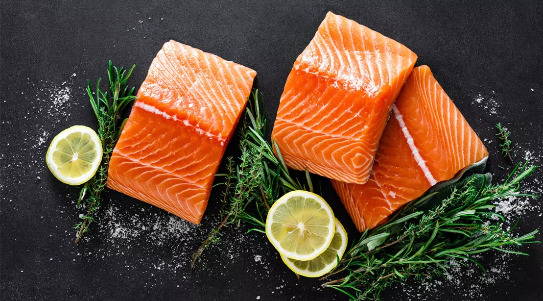 Tranĉaĵoj de kruda salmo estas bona fonto de la mikronutra vitamino D