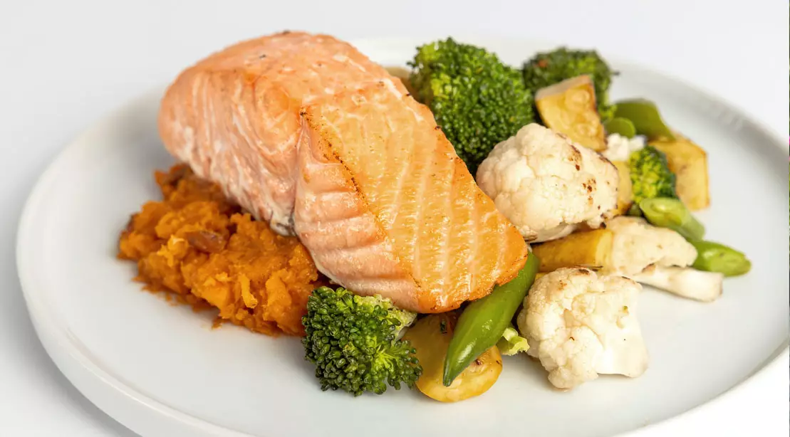 Sakafo Trifecta miaraka amin'ny salmon sweet poitato mash sy broccoli ary laisoa