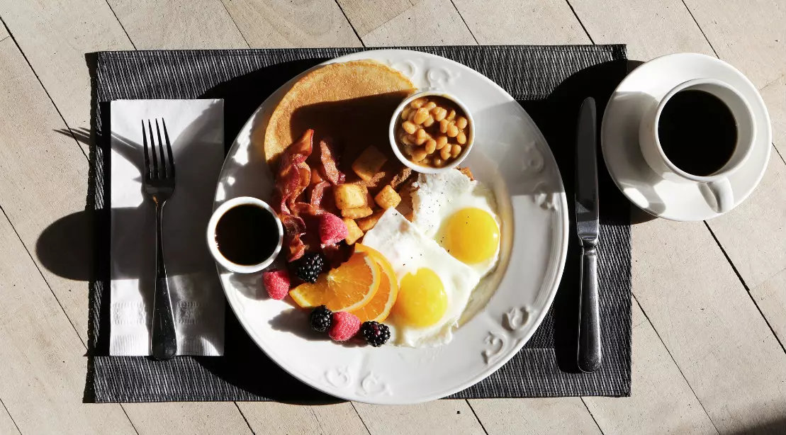 Piatto da colazione con caffè