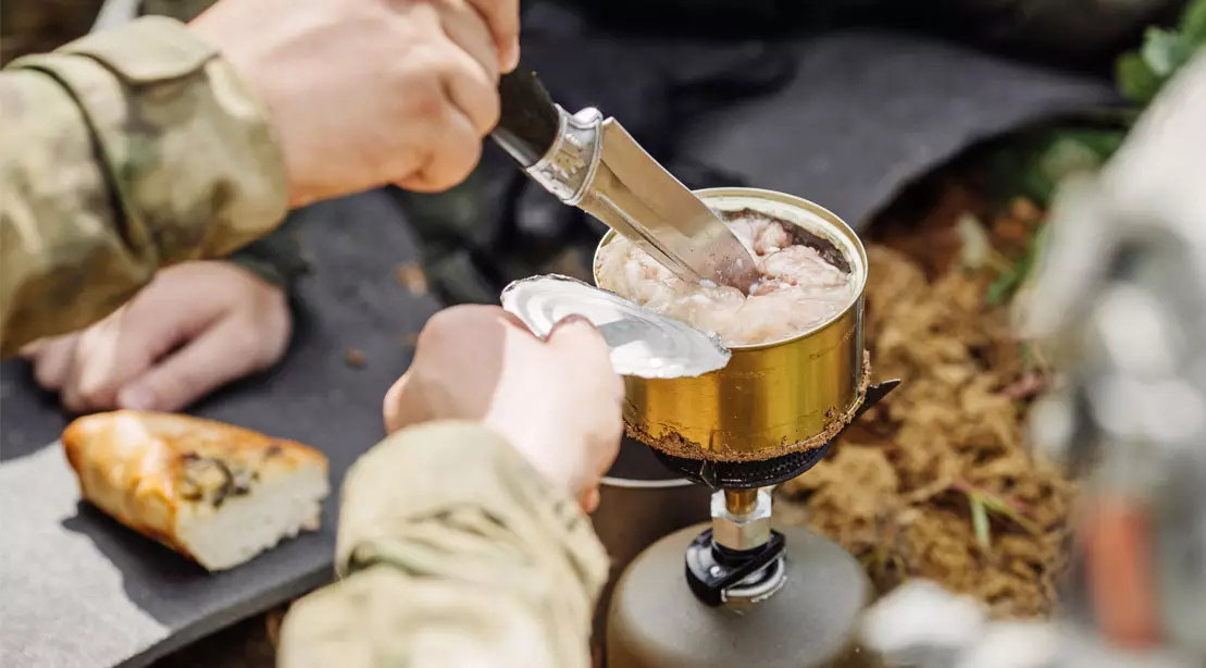 Navy Seal li tħawwad ikel tal-bott fuq burner tal-gass matul il-ġimgħa tal-infern