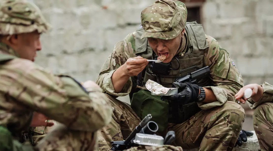 Navy seal taħriġ matul il-ġimgħa infern u tiekol ikla sħuna MRE