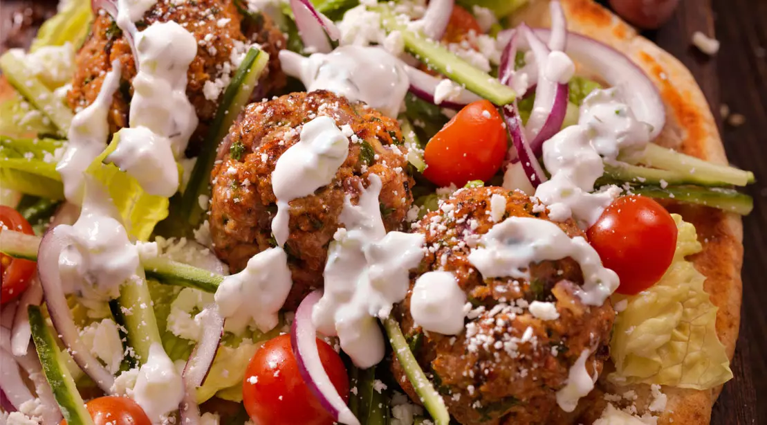 Meatballs Pamoja na Kigiriki goddess Dressing