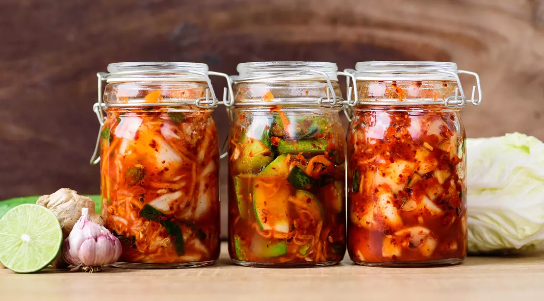 Kimchi met probiotica verzegeld in een pot