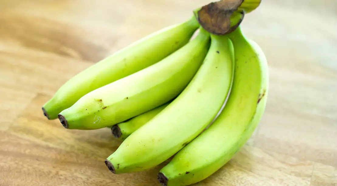 Di bawah pisang matang dan hijau yang mengandung probiotik di atas meja kayu