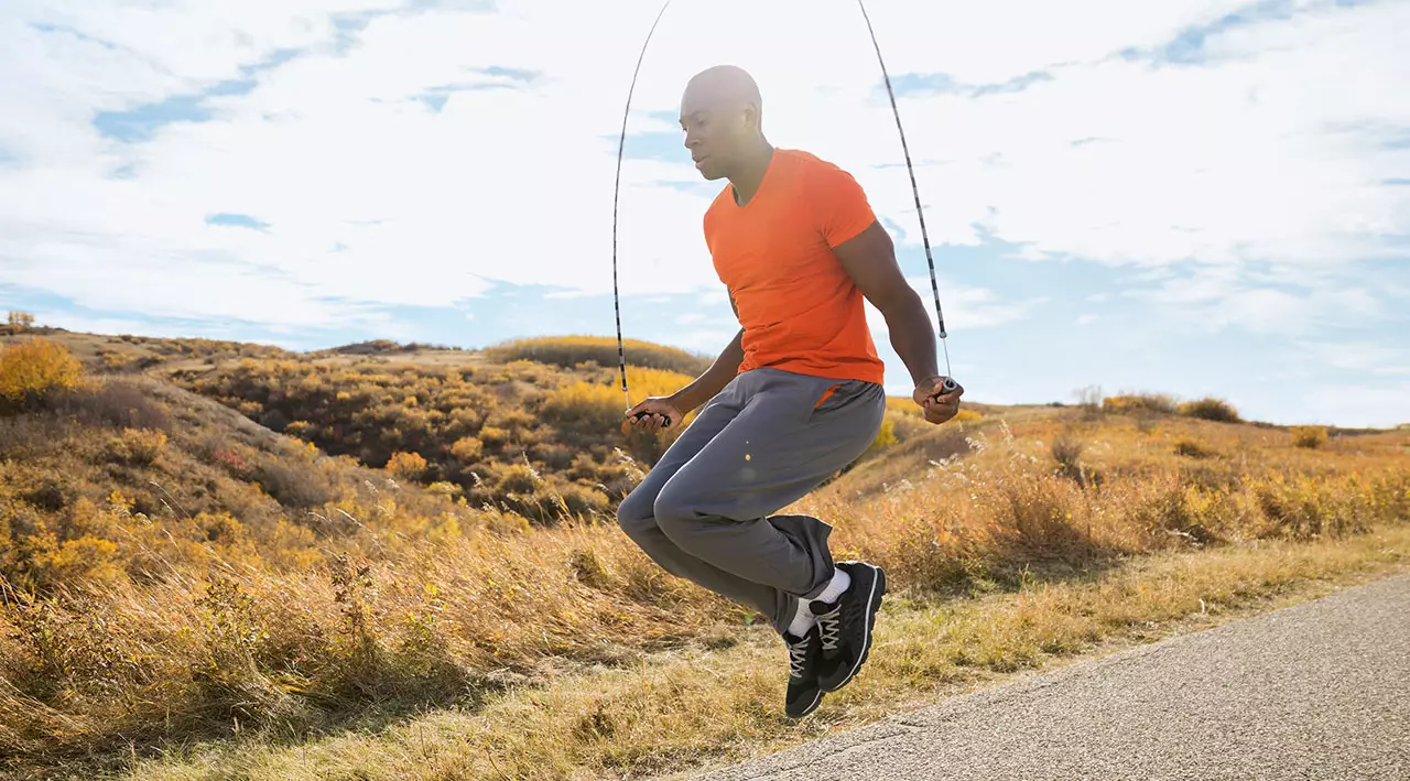 Maður framkvæmir HIIT æfingu fyrir allan líkamann með stökkreipi